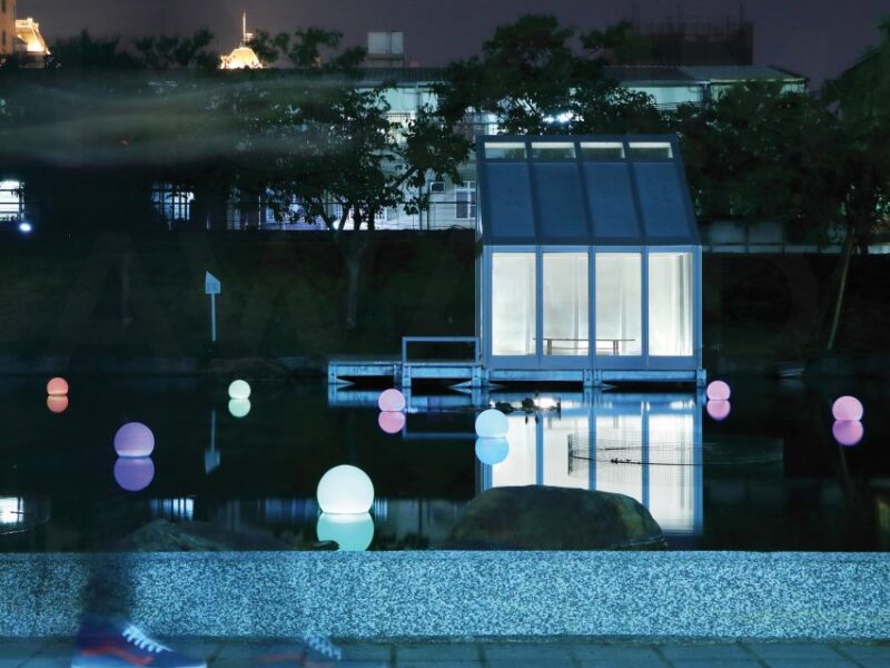 Water-filled windows use sunlight to heat and cool buildings - Zarkon ...
